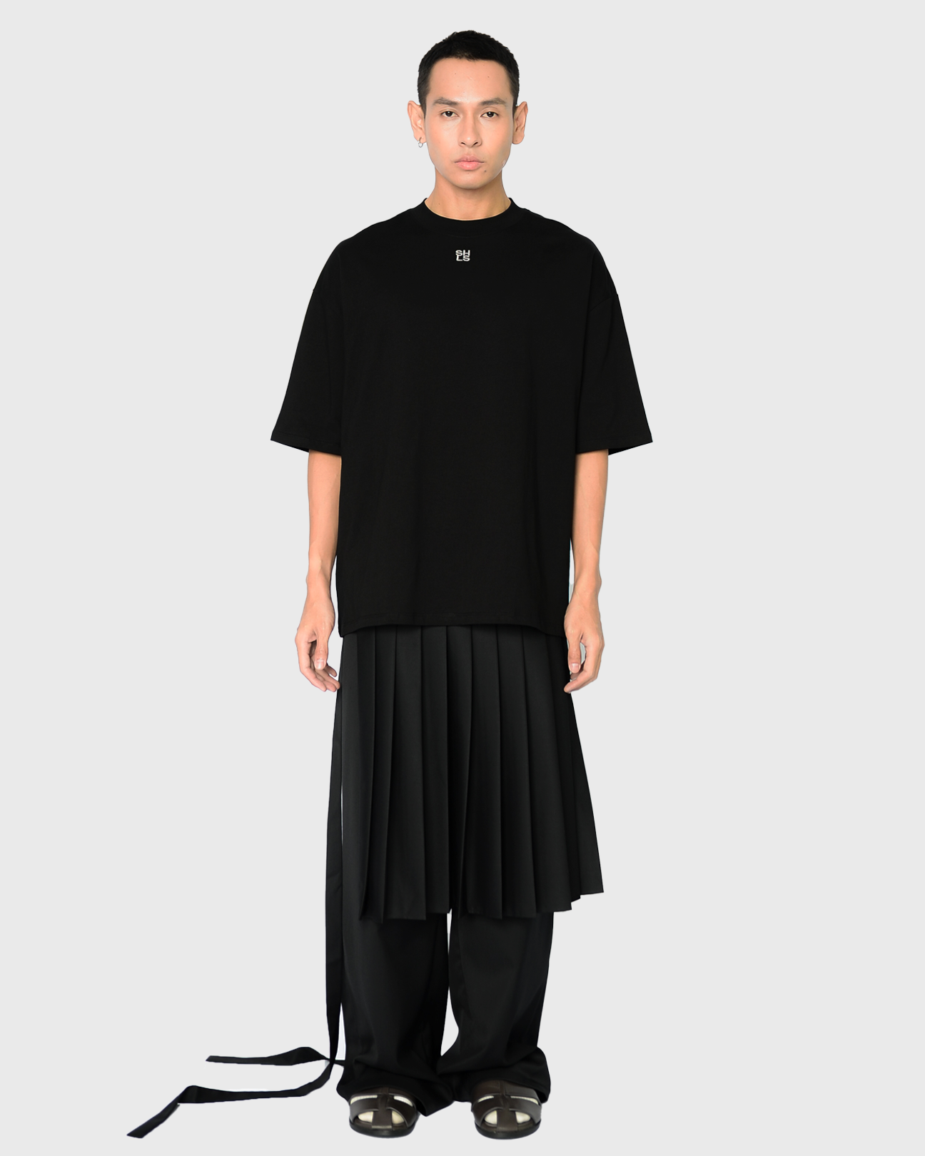 EMBROIDERED TEE IN BLACK – SHALS